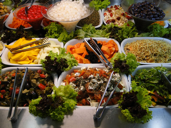 Como Fazer um Prato Saudável em um Restaurante Por Quilo - MundoBoaForma