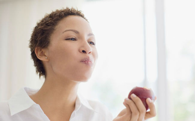 Mastigar Mais a Comida Pode te Ajudar a Perder Peso e Mais - MundoBoaForma