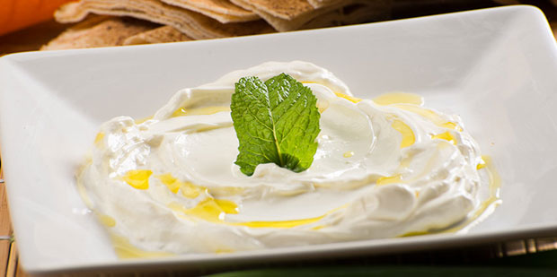 8 benefícios da coalhada - Para que serve e propriedades - MundoBoaForma