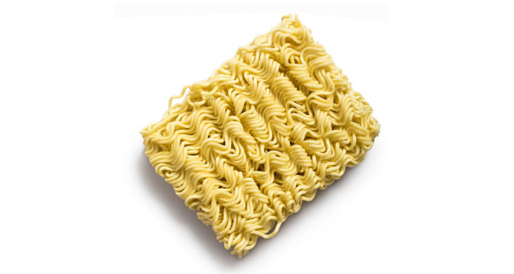 Faz mal comer miojo cru? - MundoBoaForma