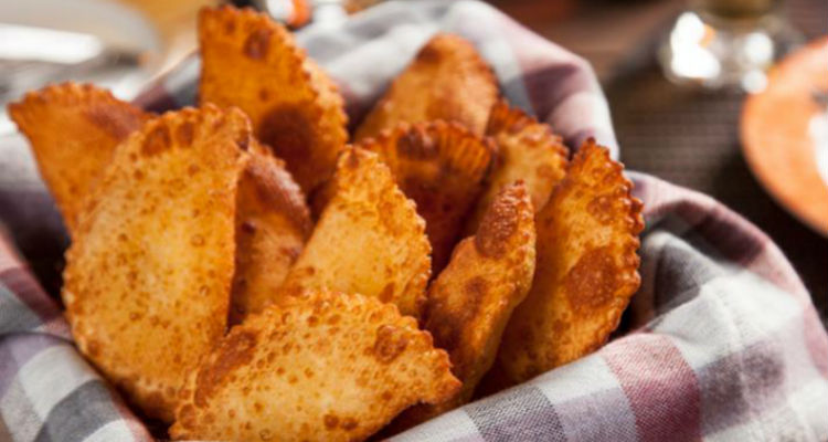 Quantas calorias tem um pastel? Tipos, recheios e dicas - MundoBoaForma