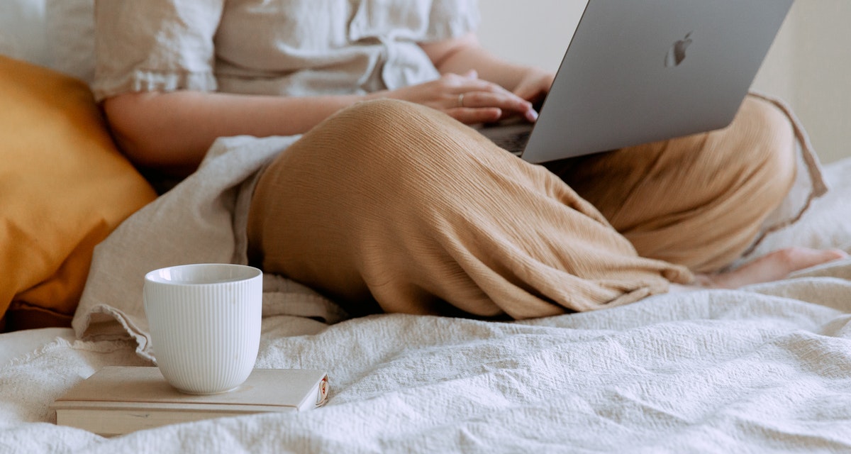 Sentar de pernas cruzadas faz mal à saúde? - MundoBoaForma