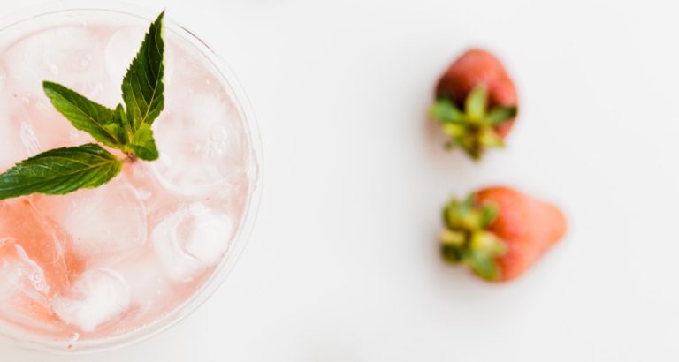 Receita de Pink Drink sem álcool - Delícia refrescante! - MundoBoaForma