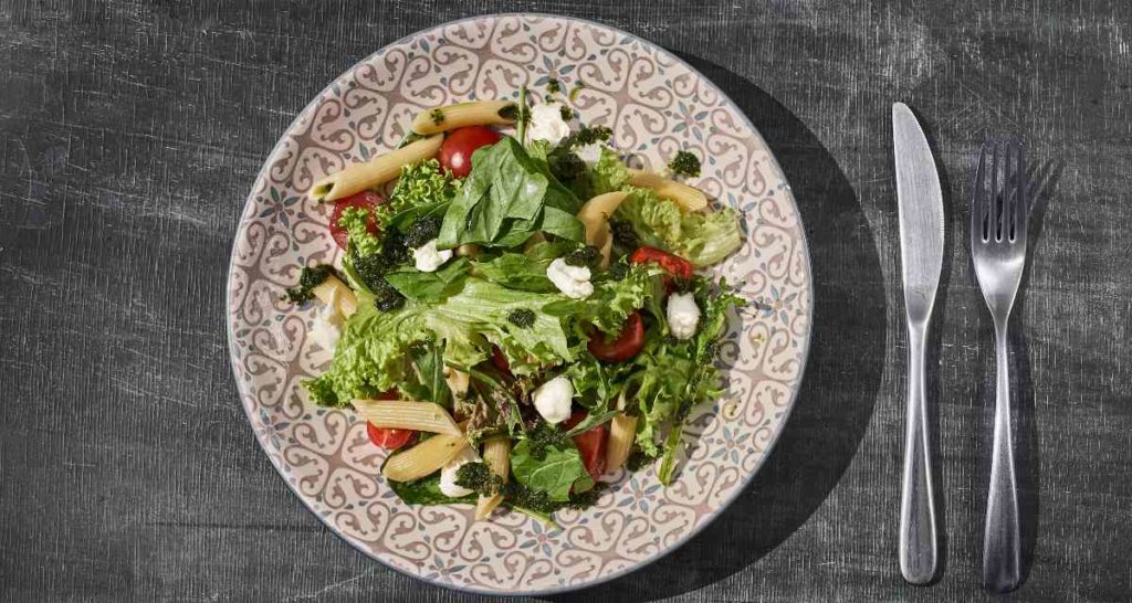 Receita de salada de penne light simples e prática - MundoBoaForma