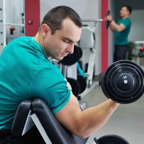 Rosca Scott unilateral com halter para bíceps - Como fazer e erros ...