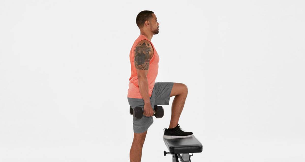 Step up no banco alto com halteres - Como fazer e erros comuns ...