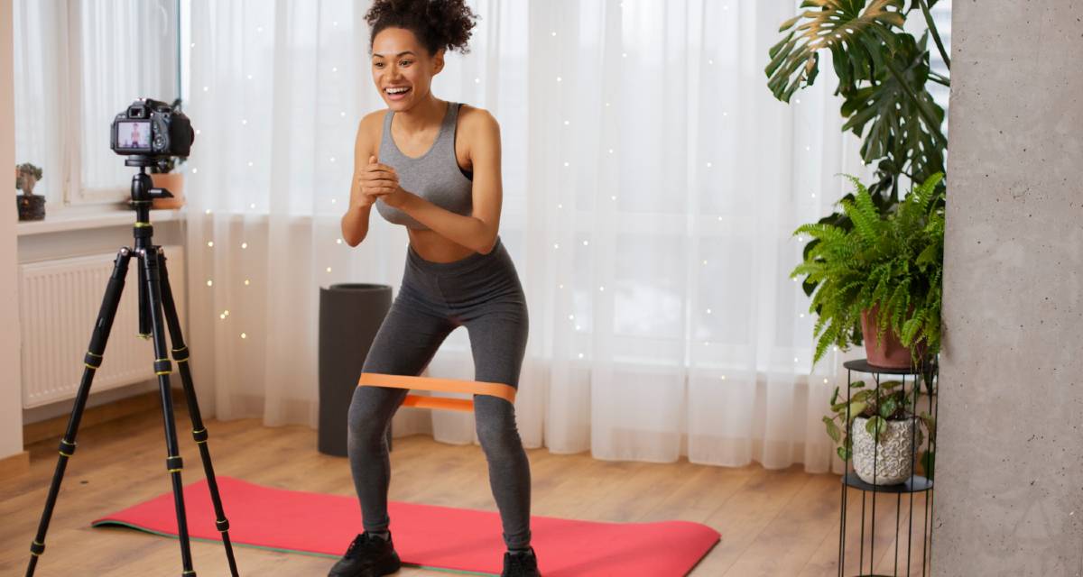 Abdução lateral com passada usando o elástico - Como fazer e erros ...