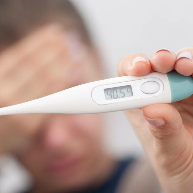 Febre que vai e volta (febre intermitente): o que pode ser e o que ...
