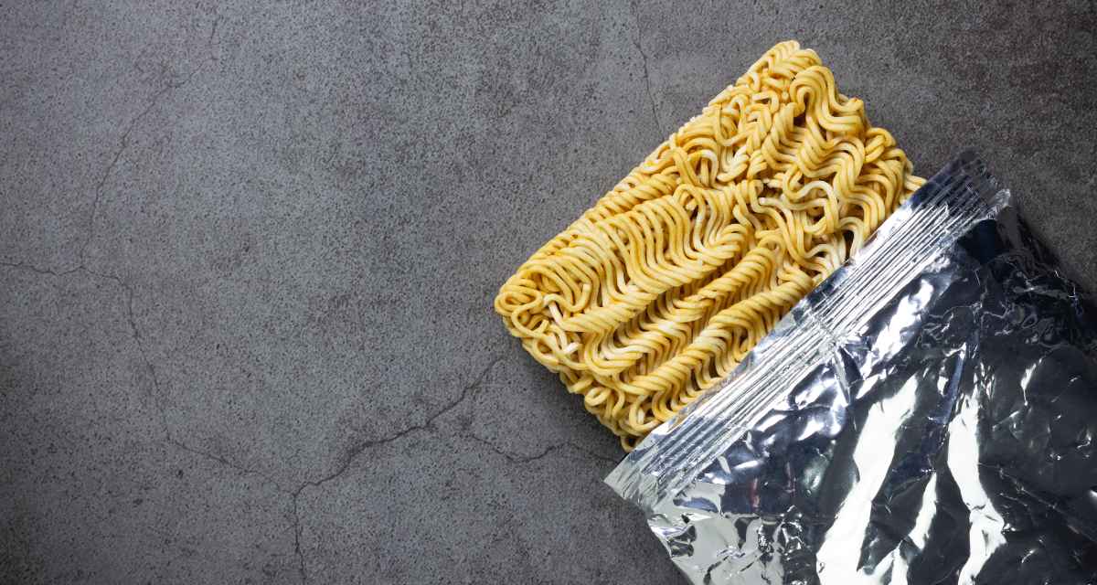 Faz mal comer miojo cru? - MundoBoaForma