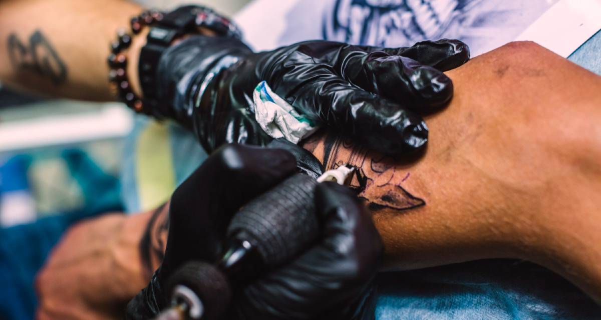 Tatuagem inflamada: quando se preocupar e como tratar - MundoBoaForma