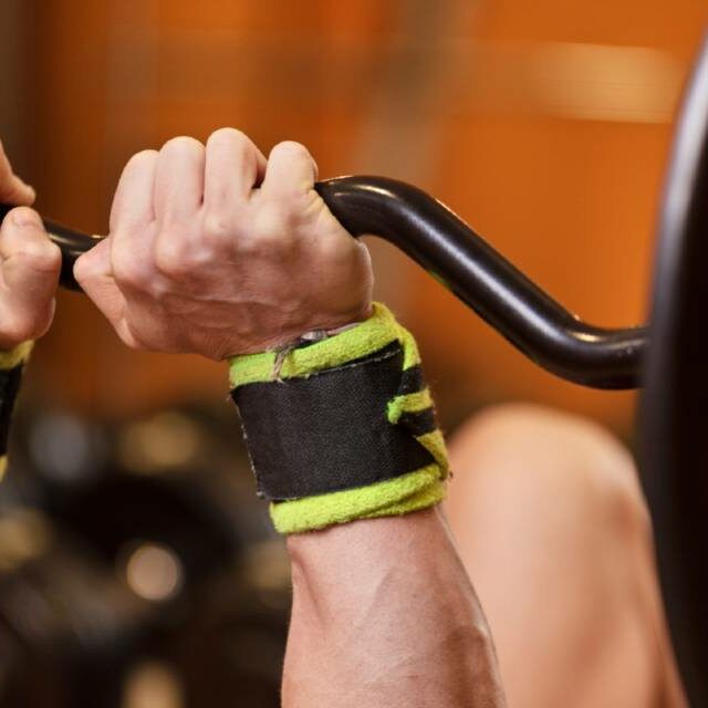 Pullover com halter e braços flexionados para tríceps - Como fazer e ...