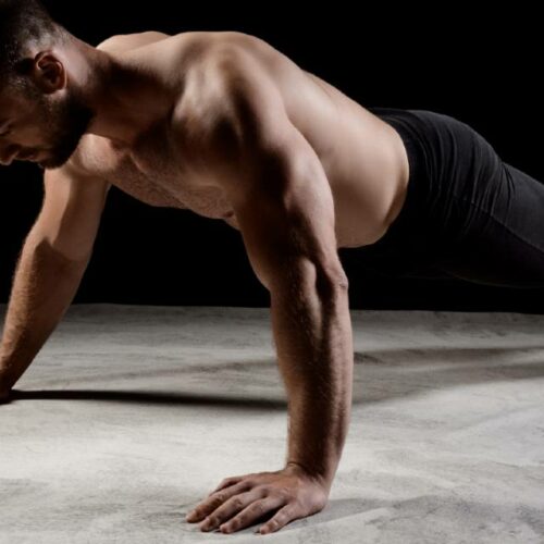 Flexão de braços inclinada no banco - Como fazer e erros comuns ...