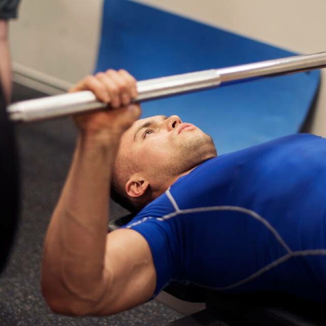 Supino reto com halteres - Como fazer e erros comuns - MundoBoaForma