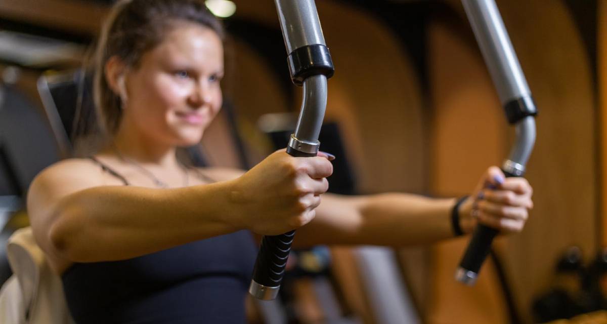 Voador no aparelho peck deck - Como fazer e erros comuns - MundoBoaForma