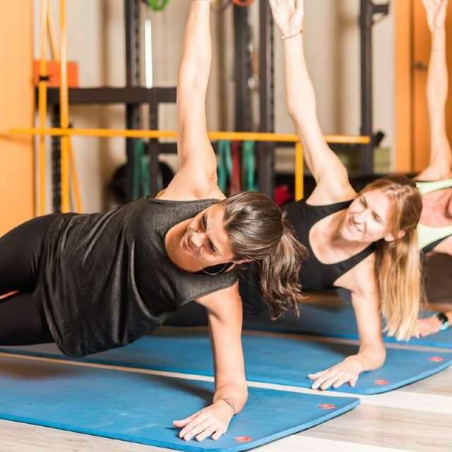 Prancha abdominal lateral com torção - Como fazer e erros comuns ...