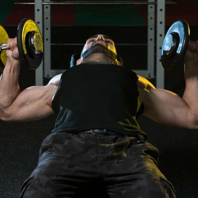 Supino inclinado com halteres - Como fazer e erros comuns - MundoBoaForma