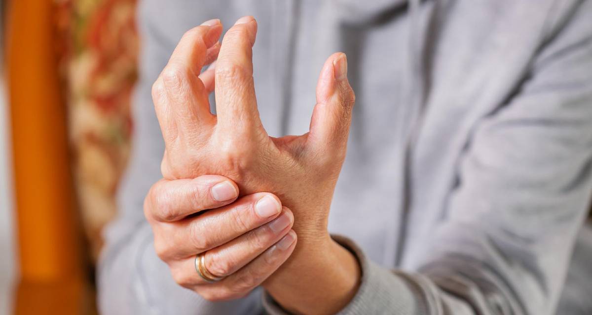 Dedo em gatilho: o que é, causas, sintomas e tratamentos - MundoBoaForma