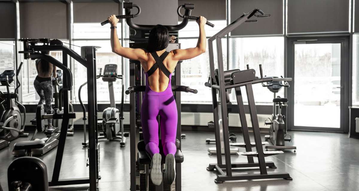 Barra fixa pull up assistido - Como fazer e erros comuns - MundoBoaForma