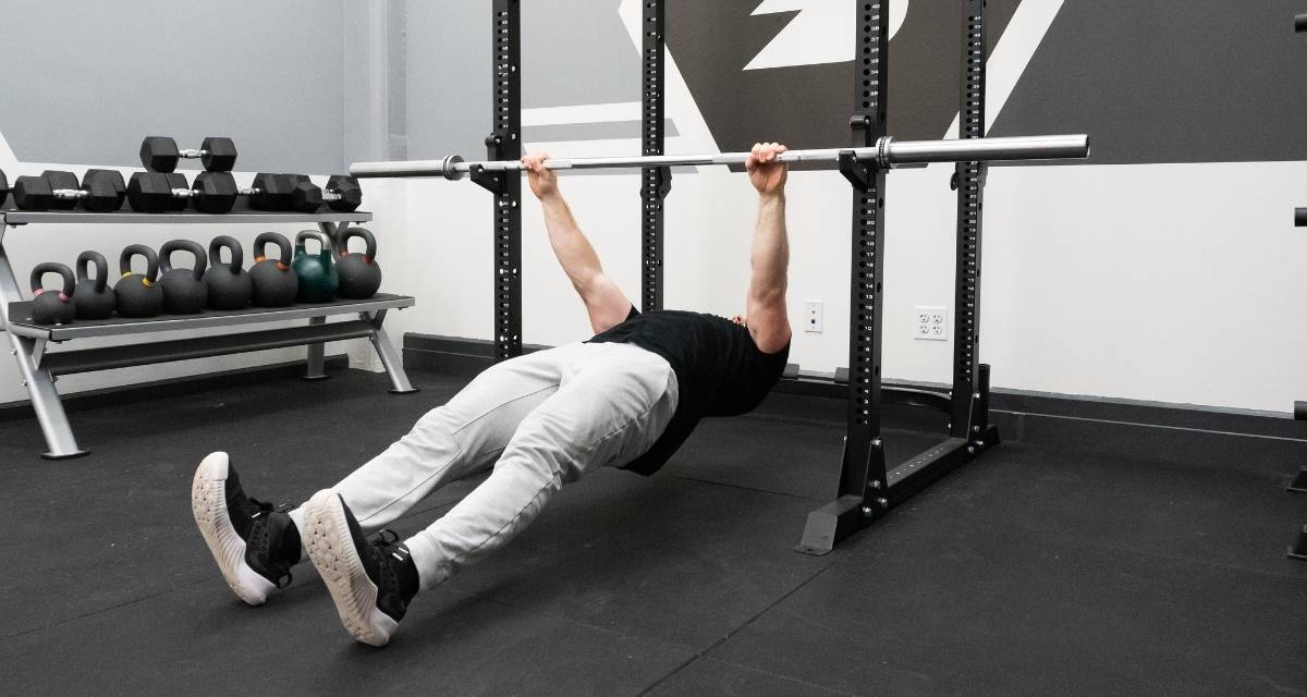 Remada invertida no smith machine - Como fazer e erros comuns ...