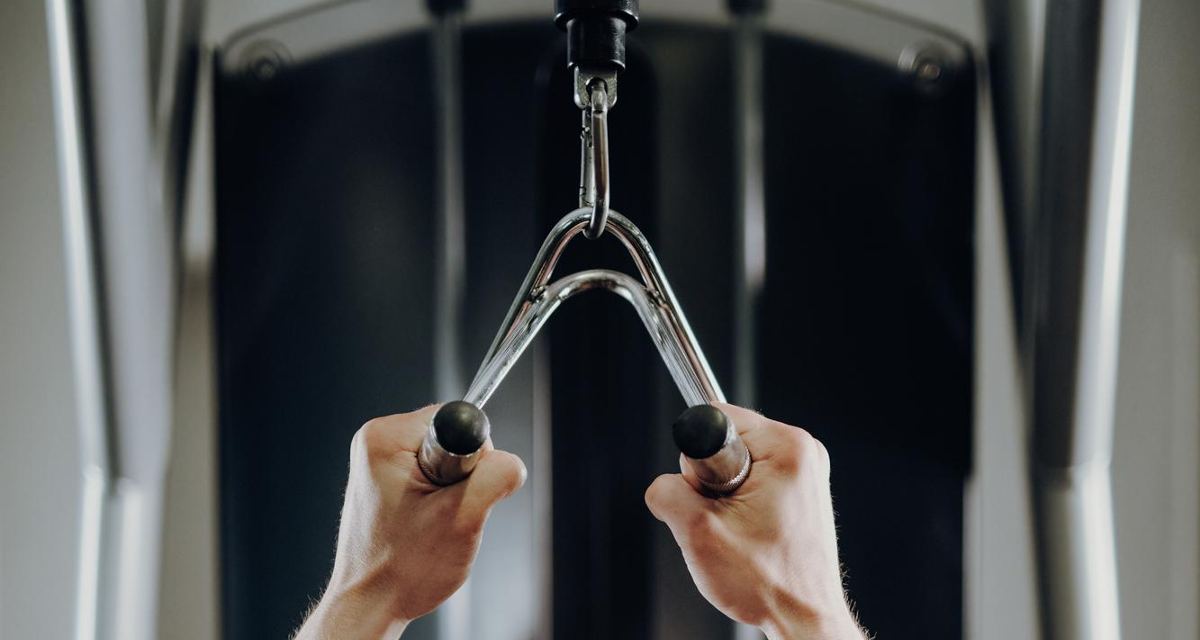 Puxada no pulley com o triângulo para as costas - Como fazer e erros ...