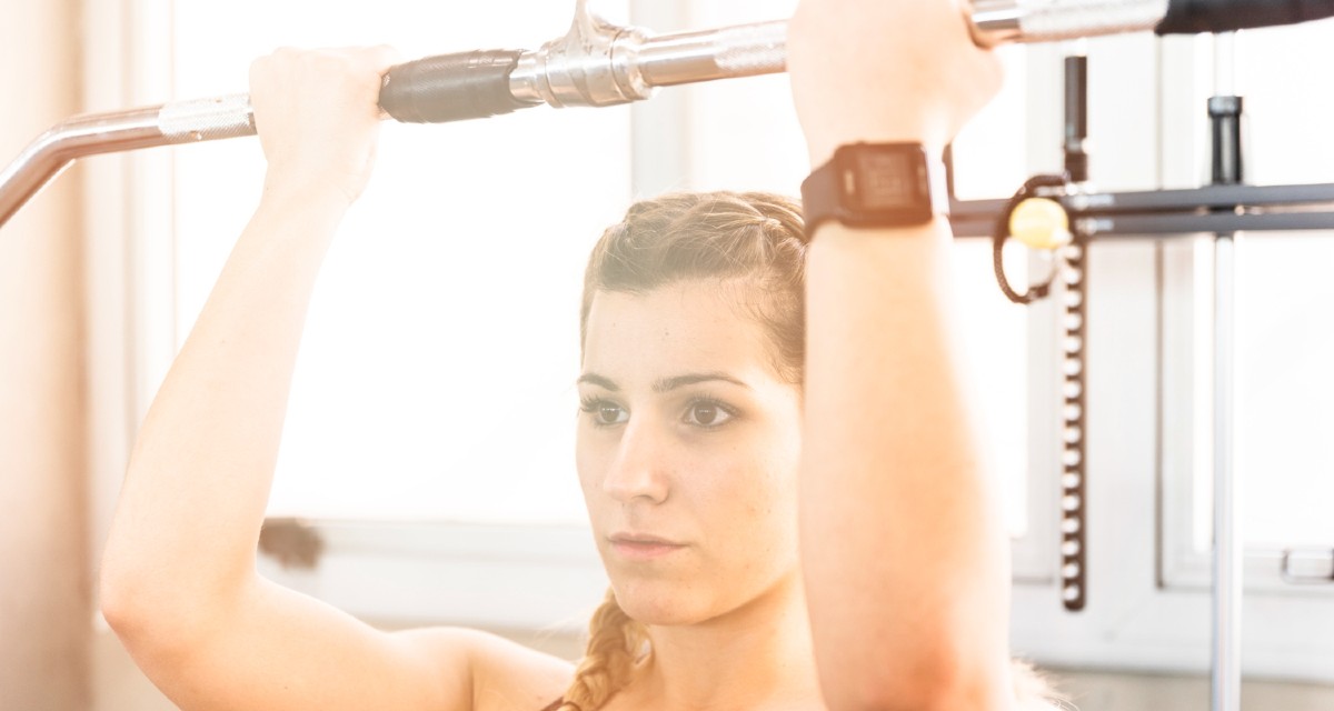 Puxada no pulley com pegada invertida supinada e distância normal - Como fazer e erros comuns ...