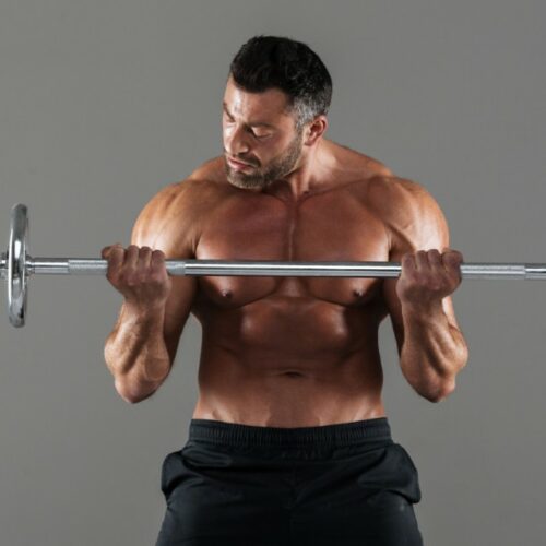 Rosca bíceps direta na barra EZ - Como fazer e erros comuns - MundoBoaForma