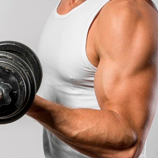 Rosca bíceps direta com barra e pegada fechada - Como fazer e erros ...