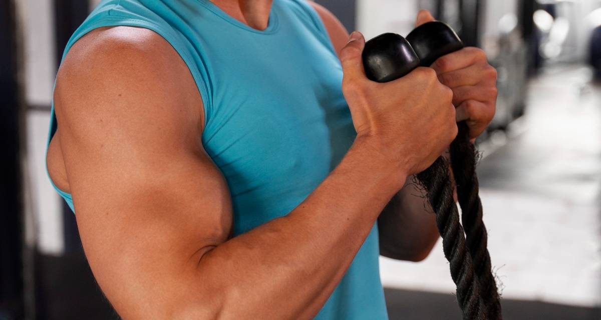 Rosca bíceps no cabo usando a corda - Como fazer e erros comuns ...