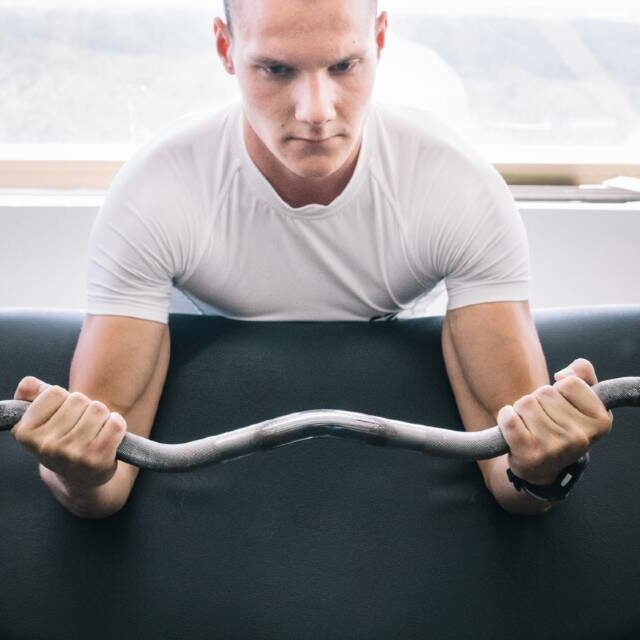 Rosca Scott com halteres - Como fazer e erros a evitar - MundoBoaForma