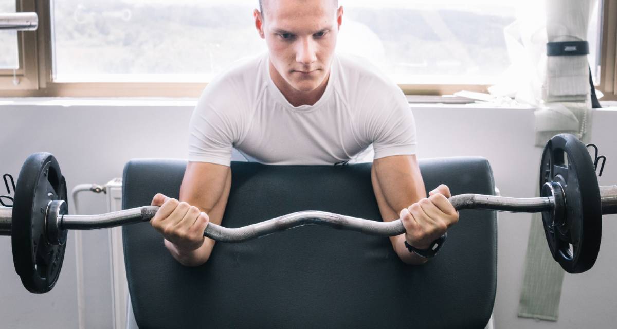 Rosca bíceps no banco Scott com barra W - Como fazer e erros comuns ...