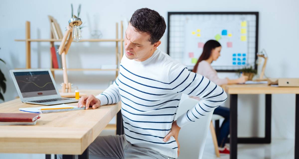 7 erros ao se sentar que prejudicam a coluna - MundoBoaForma