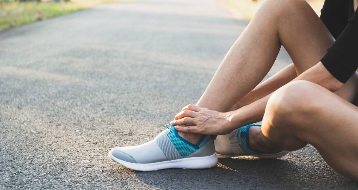 Tornozelos inchados: 11 principais causas e o que fazer - MundoBoaForma