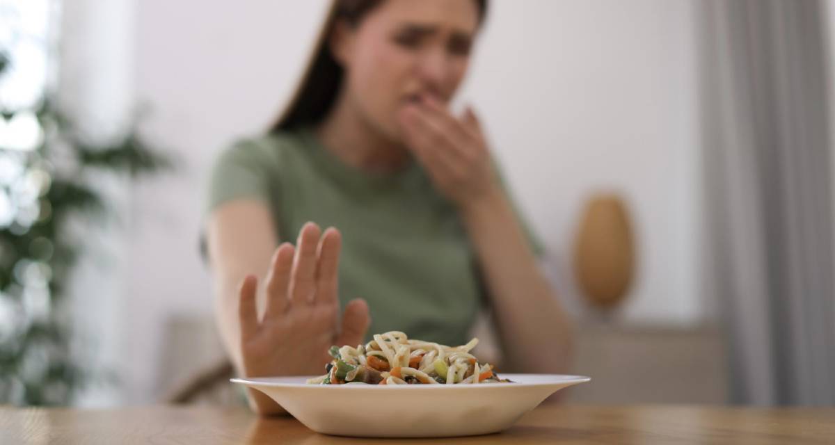 O que acontece no seu corpo quando você come comida vencida - MundoBoaForma