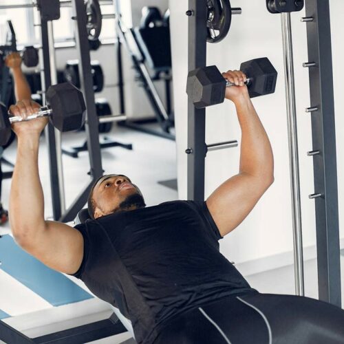 Supino inclinado 45 graus em pé com elástico - Como fazer e erros ...