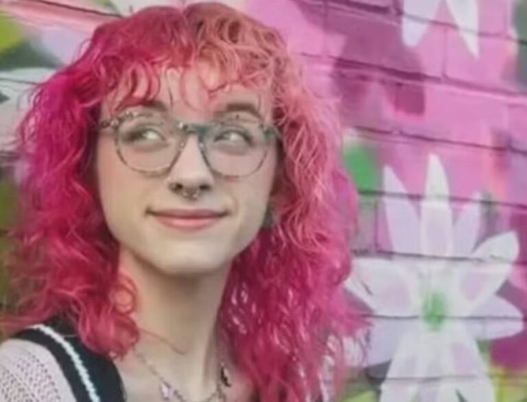 Fã tem paralisia após cantor pular do palco sobre plateia - MundoBoaForma