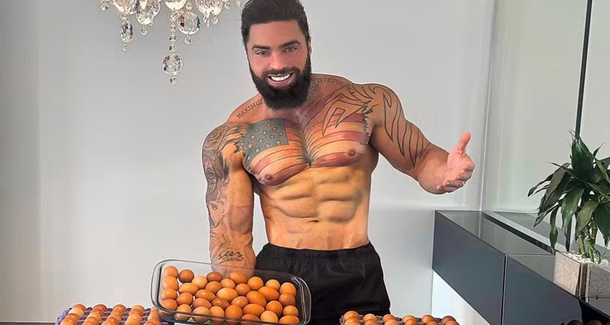Influencer come 800 ovos por mês ao se preparar para o Mister Universo ...